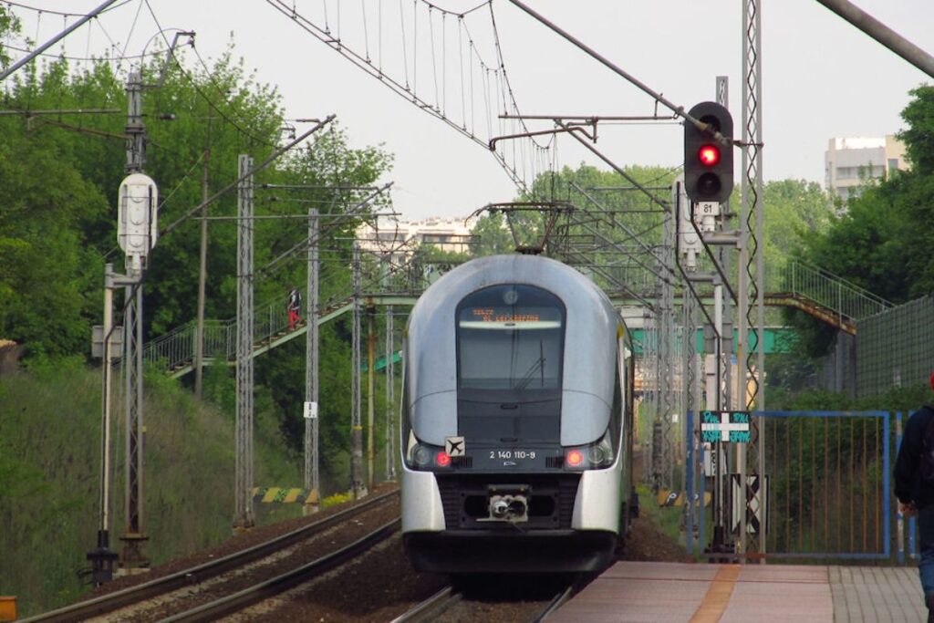 Tragiczny bilans na torach. „Train surfing” pod Warszawą? 18-latka ...
