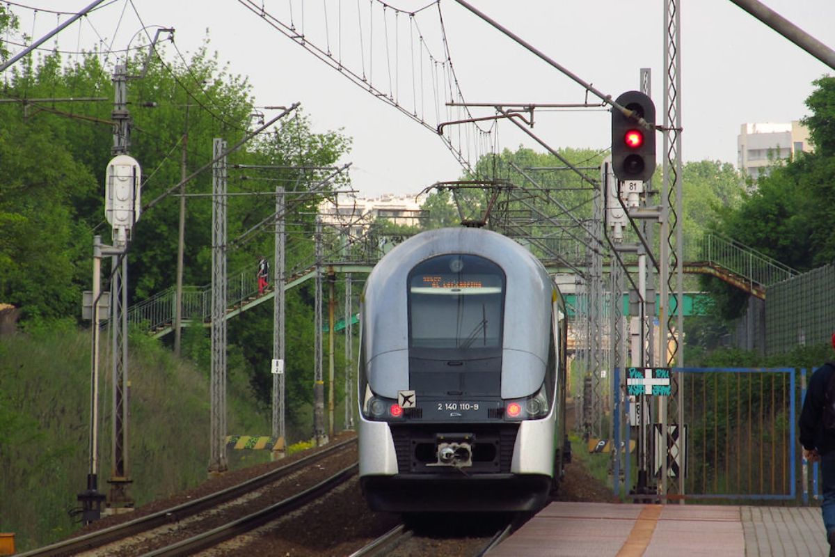 Tragiczny bilans na torach. „Train surfing” pod Warszawą? 18-latka ...