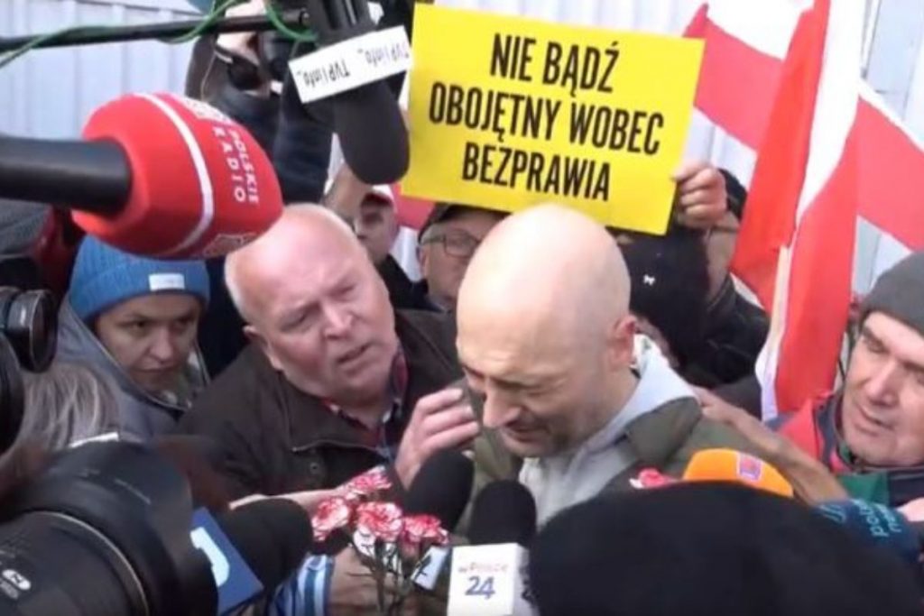 Ks. Michał Olszewski na wolności. Nie krył łez. "Wasze modlitwy mnie ...