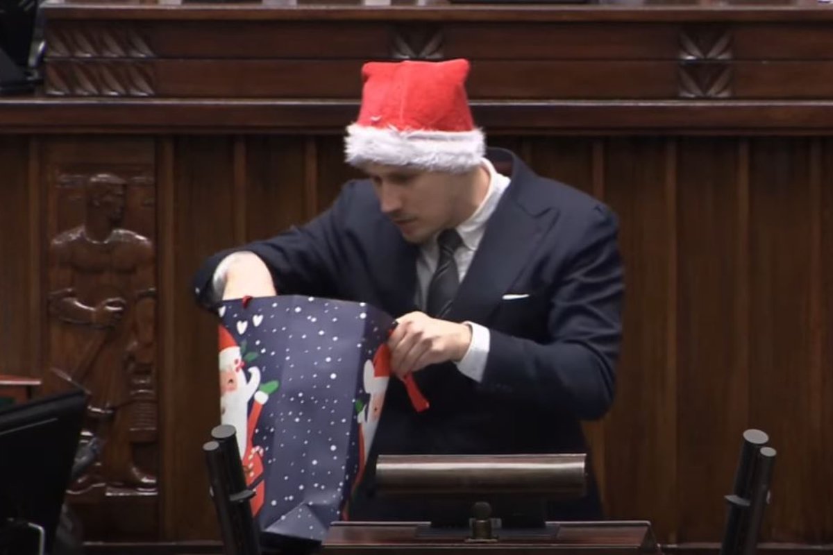 Berkowicz spotkał świętego Mikołaja. Przyniósł do Sejmu prezent dla ...