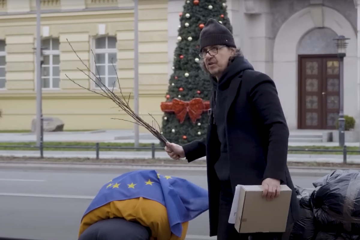 Lali Tuska rózgą po tyłku! Polityczny happening przed KPRM [VIDEO ...