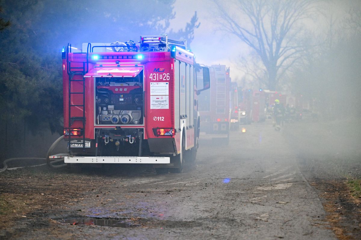 Kłęby dymu nad Wrocławiem. Z ogniem walczy kilkanaście zastępów straży ...