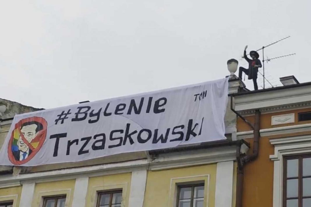 "Bohater" czy "ruski agent"? Policja ściga "Zorro" z Tarnowa, a komentatorzy gonią za rozumem ...