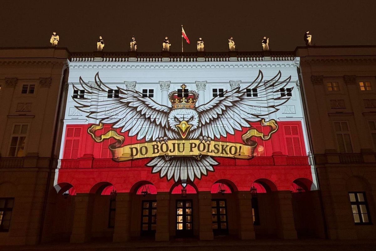 Zakazana oprawa kibiców wyświetlona na Pałacu Prezydenckim. Nawrocki ...