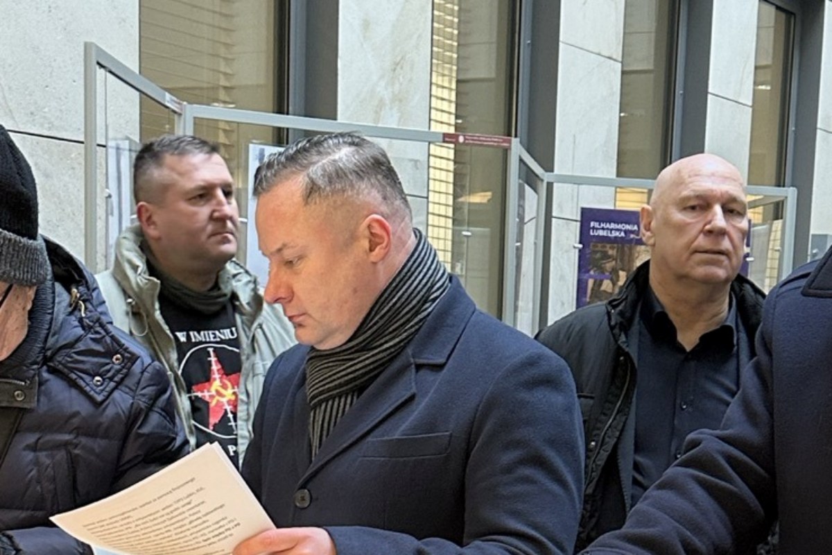 Zarzuca Polakom chęć mordowania Żydów i kłamie o udziale w holokauście ...